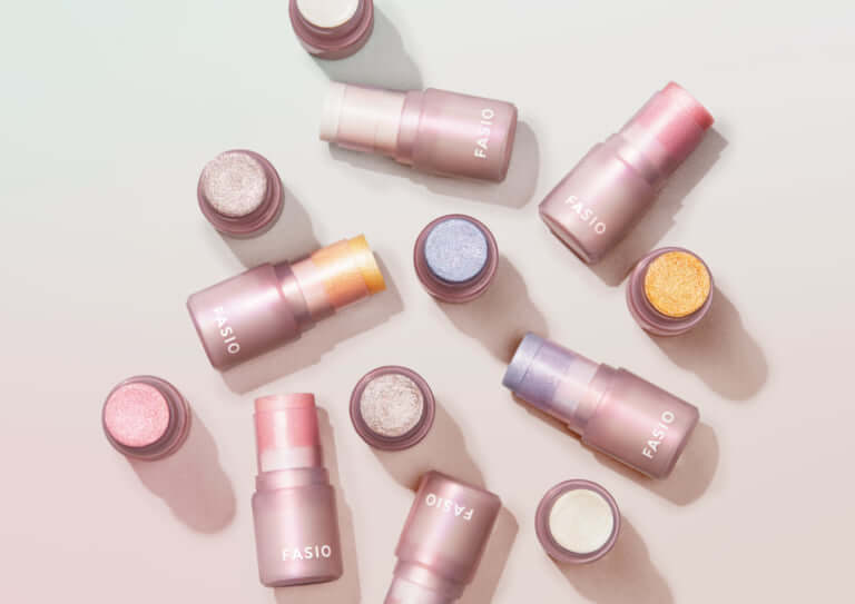 FASIO(ファシオ)のマルチフェイス スティックからホリデー限定カラーが登場♡イエベさんもブルベさんも嬉しいカラバリ♪｜itSnapマガジン